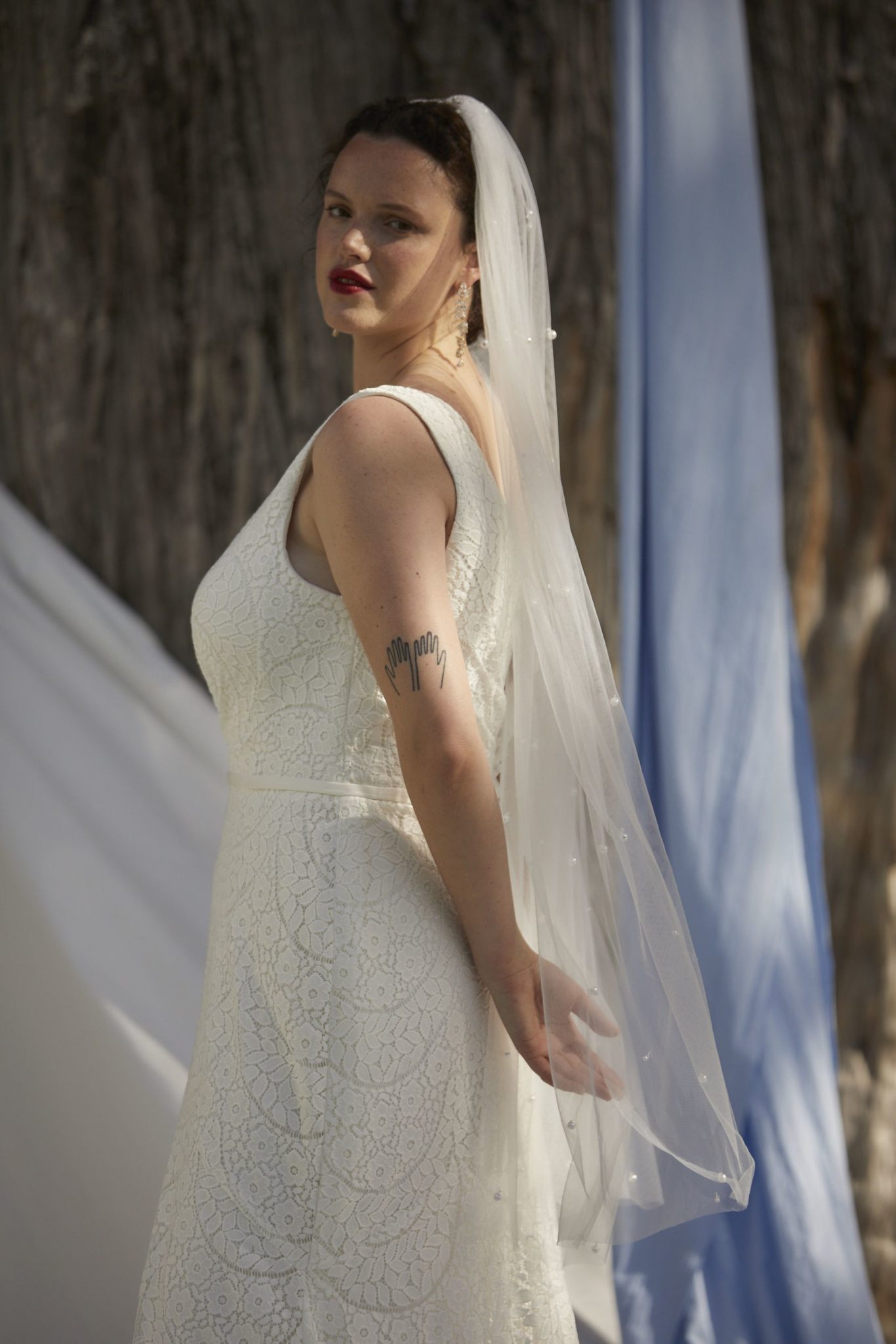 Daisy – Posie Modern in Sandlily lace Curve – Etcetera Bridal