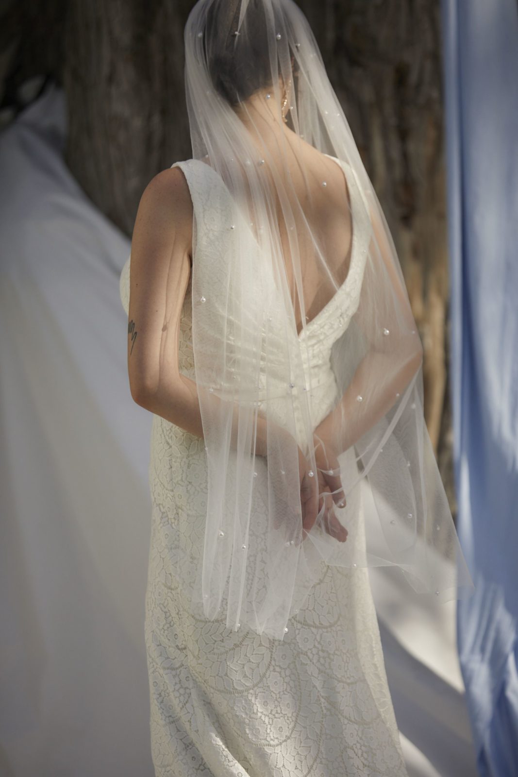 Daisy – Posie Modern in Sandlily lace Curve – Etcetera Bridal