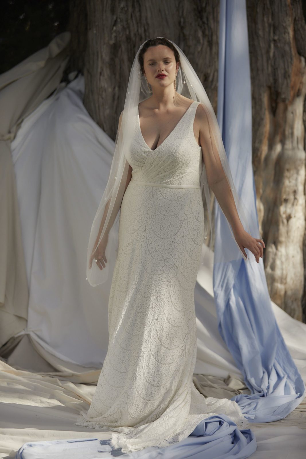 Daisy – Posie Modern in Sandlily lace Curve – Etcetera Bridal