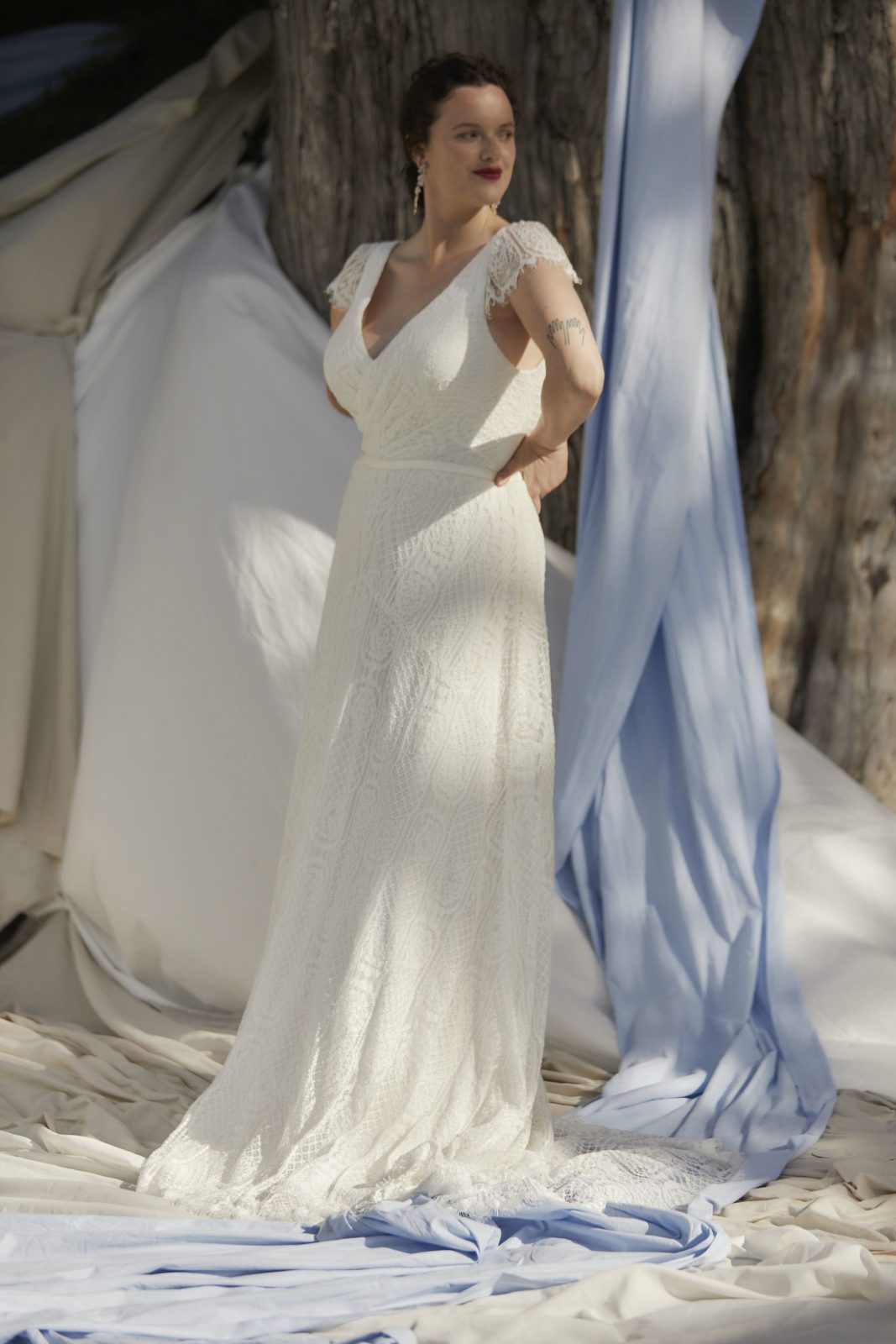 Daisy – Posie Modern in Sandlily lace Curve – Etcetera Bridal