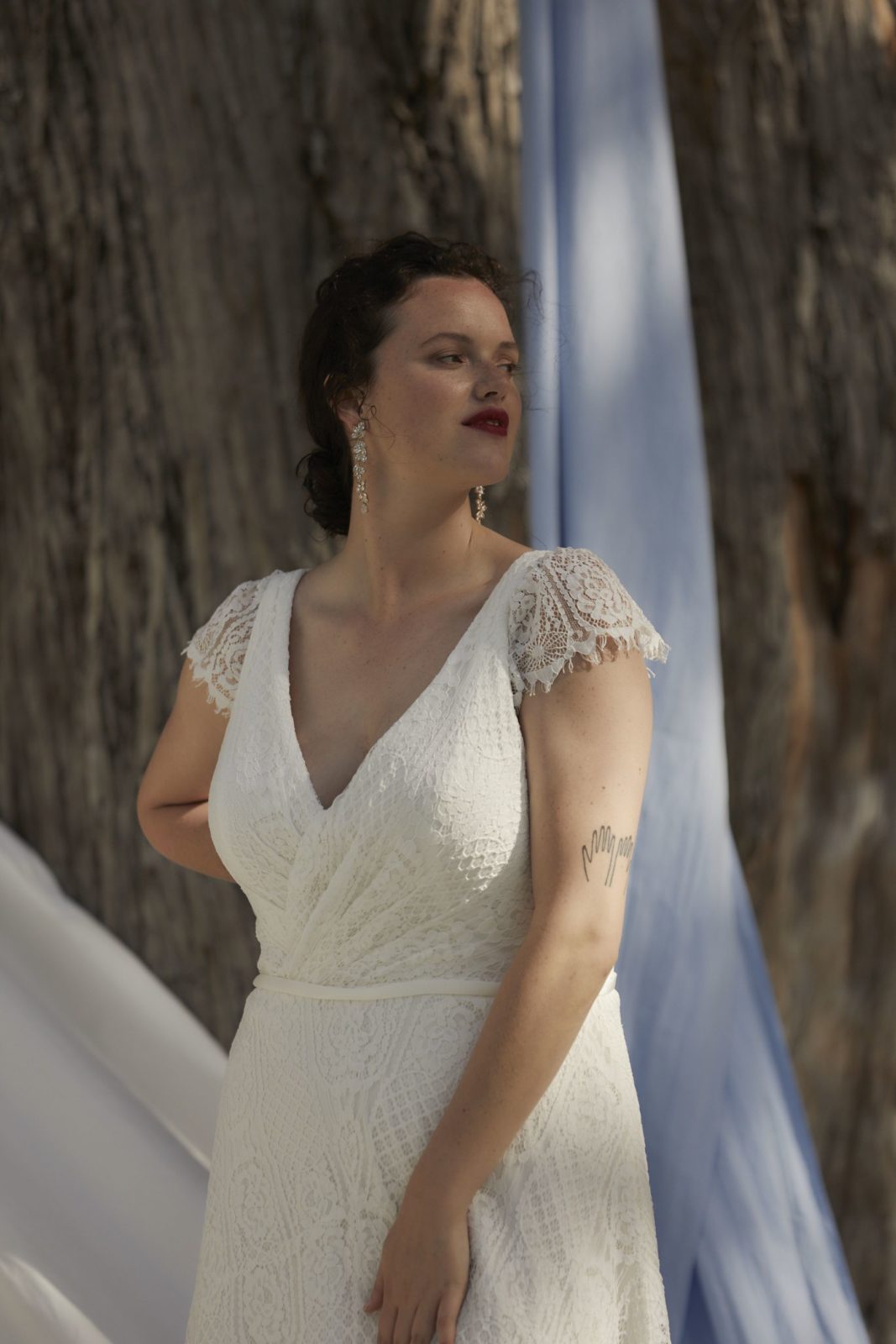 Daisy – Posie Modern in Sandlily lace Curve – Etcetera Bridal